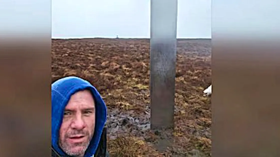 «Sah aus wie ein UFO»: Mysteriöser Monolith in Wales aufgetaucht | blue ...