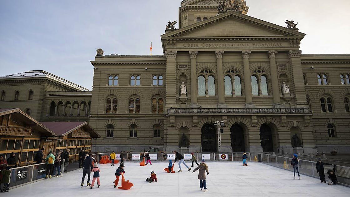 Freizeit: Eisbahn auf dem Bundesplatz wieder mit richtigem Eis | blue News