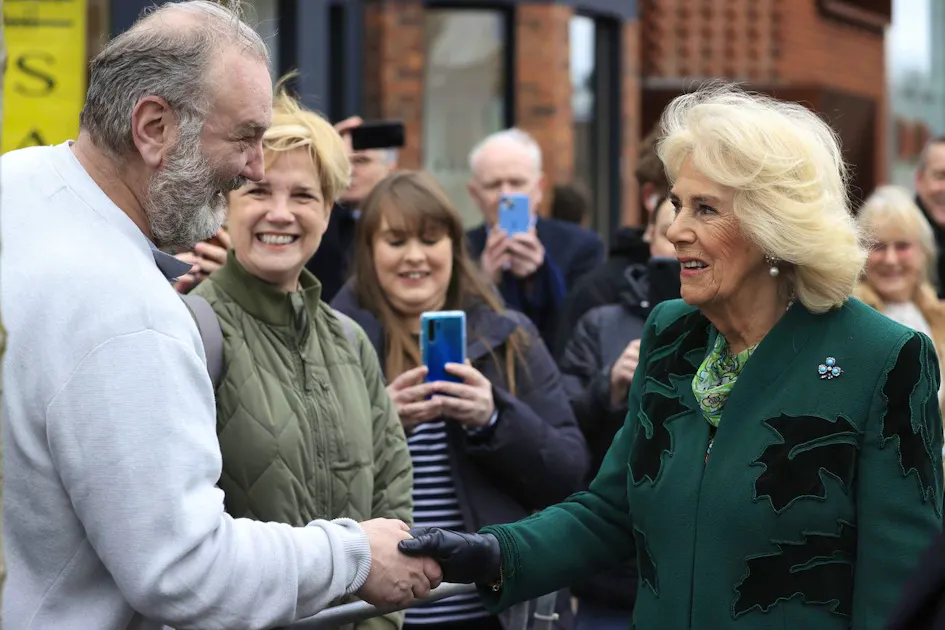 La regina Camilla a Belfast: «Carlo è indisciplinato ma sta molto bene ...