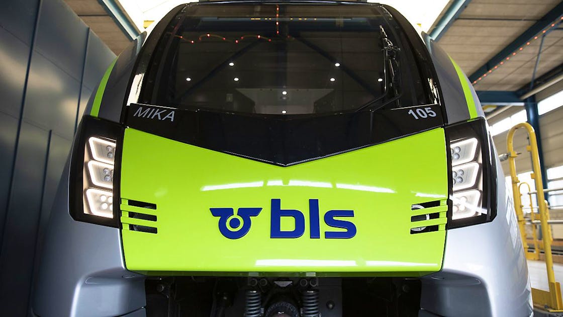 BLS-Zug rammt Auto auf Bahnübergang – Niemand verletzt | blue News