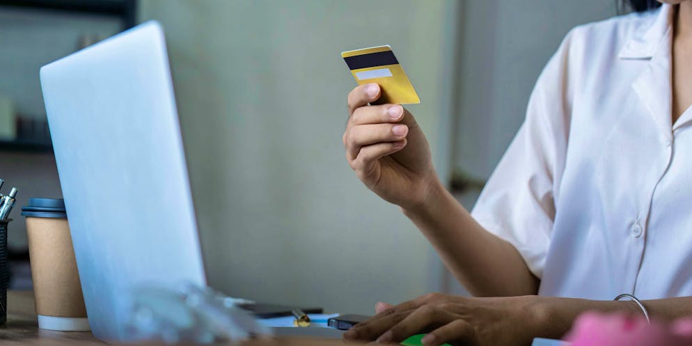 Truffa da 50 milioni di euro: Migliaia di svizzeri vittime di una rete di falsi siti di e ...