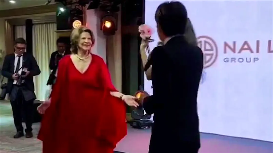 Emotionaler Moment: Königin Silvia (80) wird zur «Dancing Queen» | blue ...