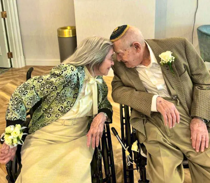 Sposi più anziani al mondo: Marjorie (102 anni) e Bernie (100 ...
