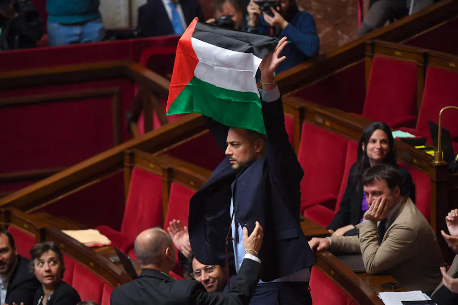 France: Un député LFI brandit un drapeau palestinien à l'Assemblée, la ...