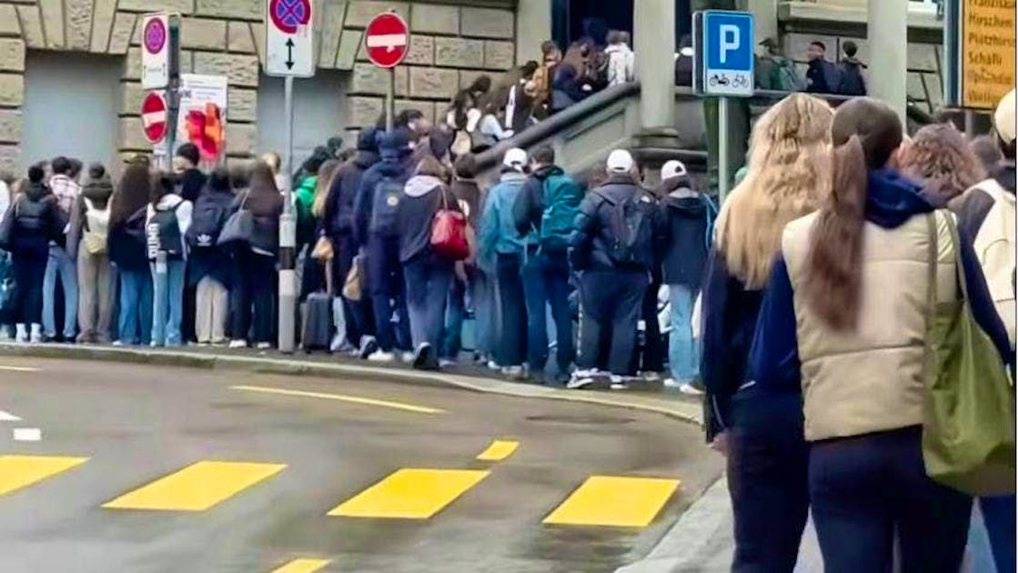 C'è un appartamento gratis?: Ecco perché centinaia di persone sono in coda nel centro di Zurigo ...