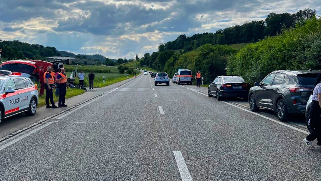 Verkehrsunfall: Motorradfahrer bei Überholmanöver in Aesch BL verletzt | blue News