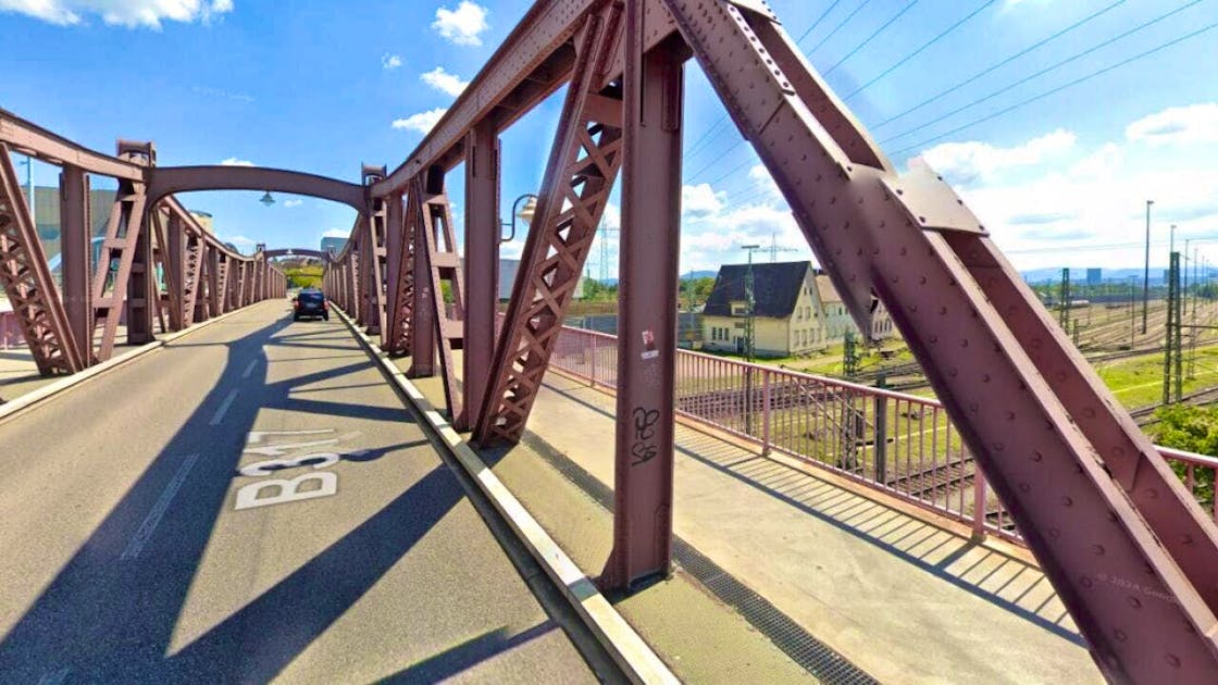 Traffic: Peace Bridge in Weil am Rhein is only passable to a limited ...