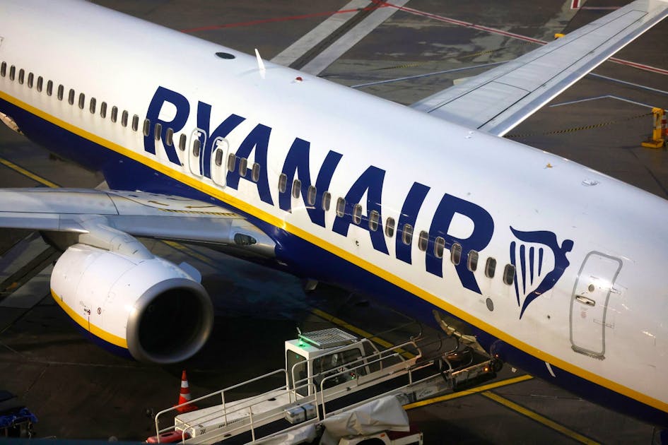 Couple picked up by police because card payment didn't work on Ryanair flight | blue News