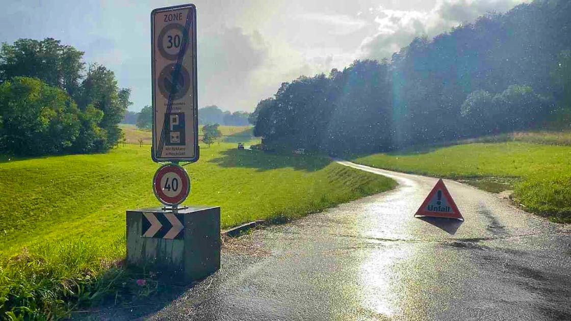 Traffic accident: E-bike rider crashes into a car while riding downhill in Balsthal SO | blue News