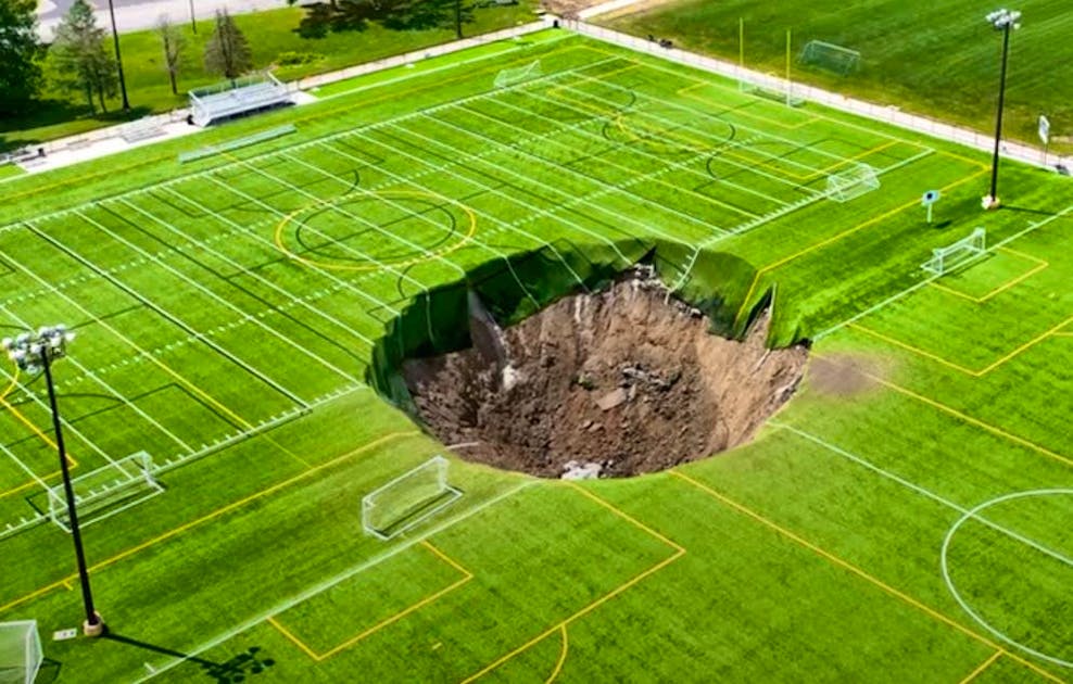 Suddenly the ground cracks open: Gigantic hole in the ground swallows ...