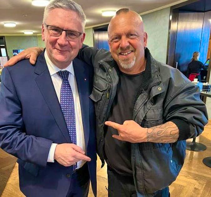 "You're simply a great guy!": Gölä poses with parliamentarians in the ...