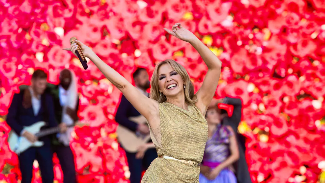 Singer Kylie Minogue is enjoying her single life to the fullest | blue News