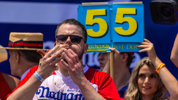New record in the eating contest: Woman eats 51 hotdogs | blue News
