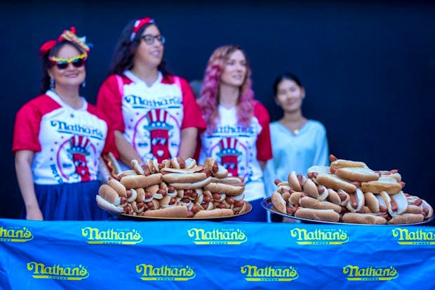 New and old champions at the iconic hot dog eating contest | blue News