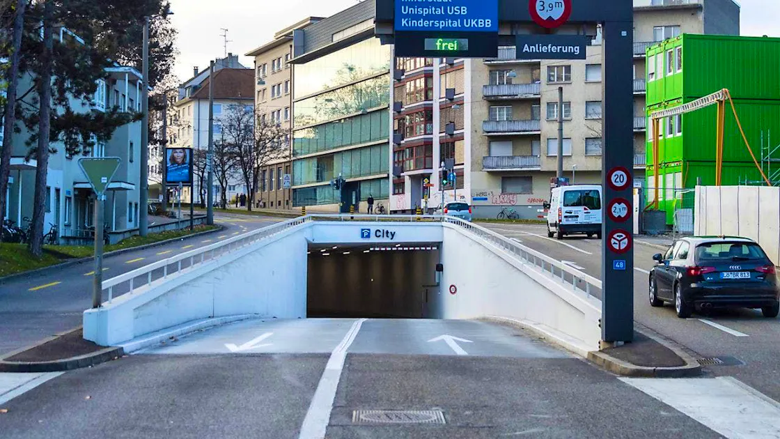 Fire: Parking garage in Basel evacuated due to burning car | blue News