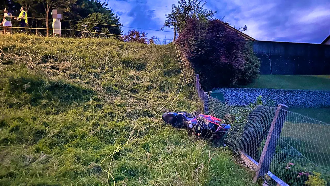 Motorcyclist crashes down a slope - seriously injured | blue News