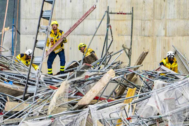 Terrifying images from Lausanne: Collapse of scaffolding claims three ...