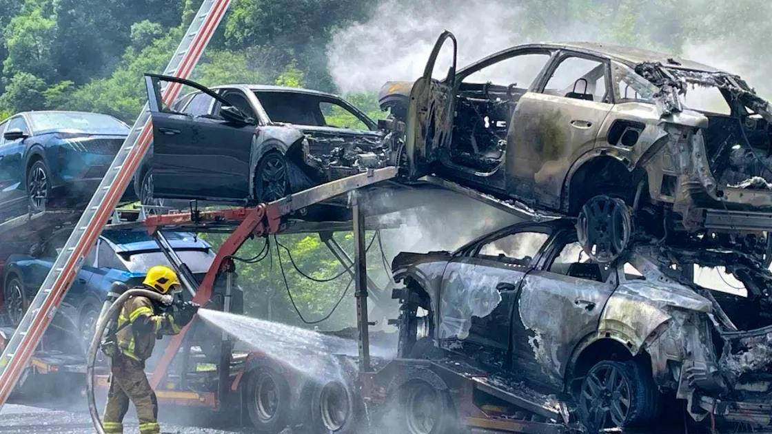 Transporter with six loaded new cars caught fire on the A13 | blue News