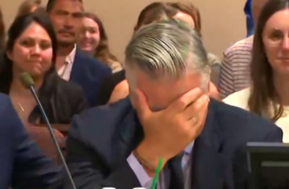 Richterin stellt Verfahren ein – Baldwin weint vor laufender Kamera in ...