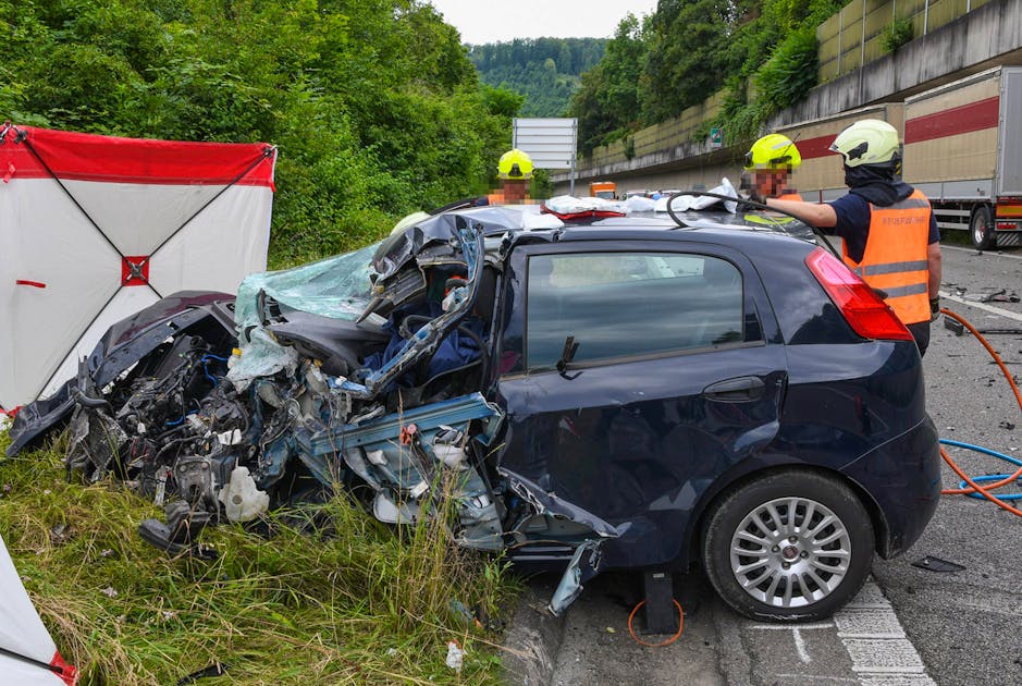 Tödlicher Unfall in Aesch BL: 75-jährige Autofahrerin kollidiert frontal mit Lkw und stirbt ...