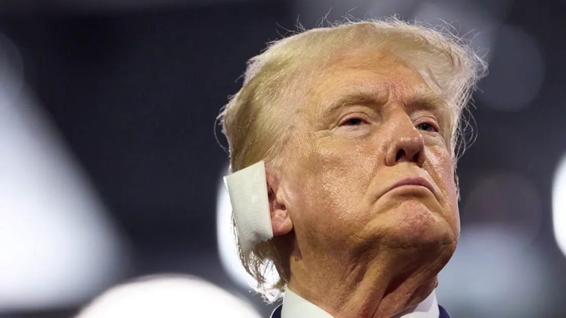 Trump alla convention di Milwaukee con l'orecchio fasciato: «Lottiamo ...