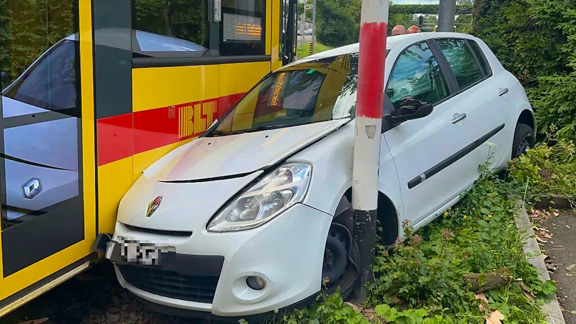 Traffic accident: Passenger car hit by streetcar while turning in Basel ...