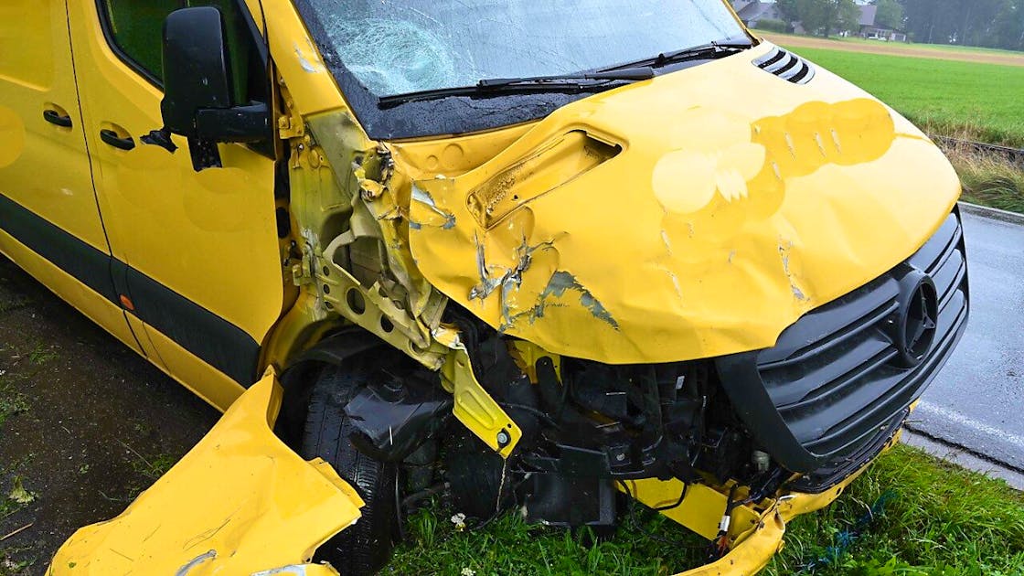 Traffic accident: Van driver collides with cornering barriers in ...