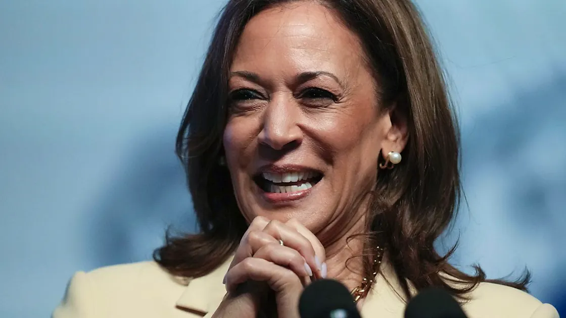 Harris: «Il Project 2025 di Trump è un ritorno al passato buio» | blue News