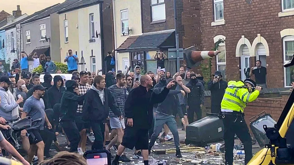 Massive riots after bloody attack in England | blue News