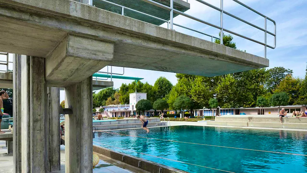 Boy jumps from 5-meter diving platform - man dies | blue News
