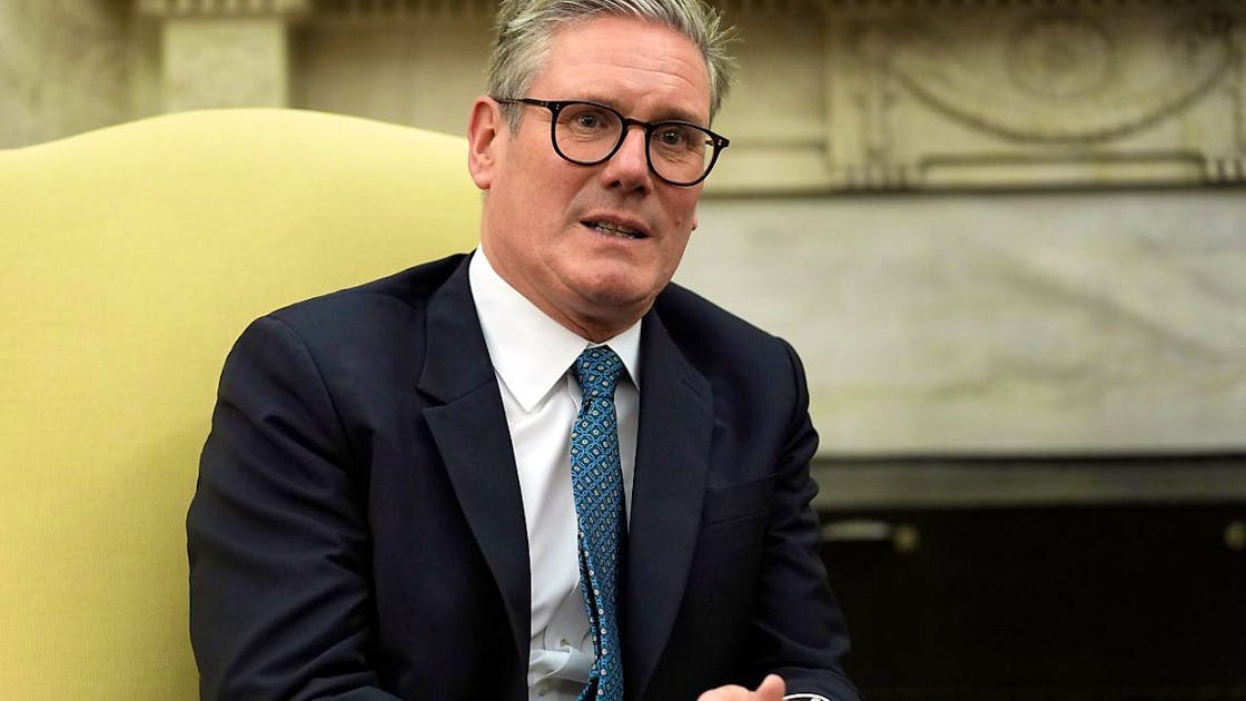 England: Right-wing extremist riots: British government convenes crisis ...