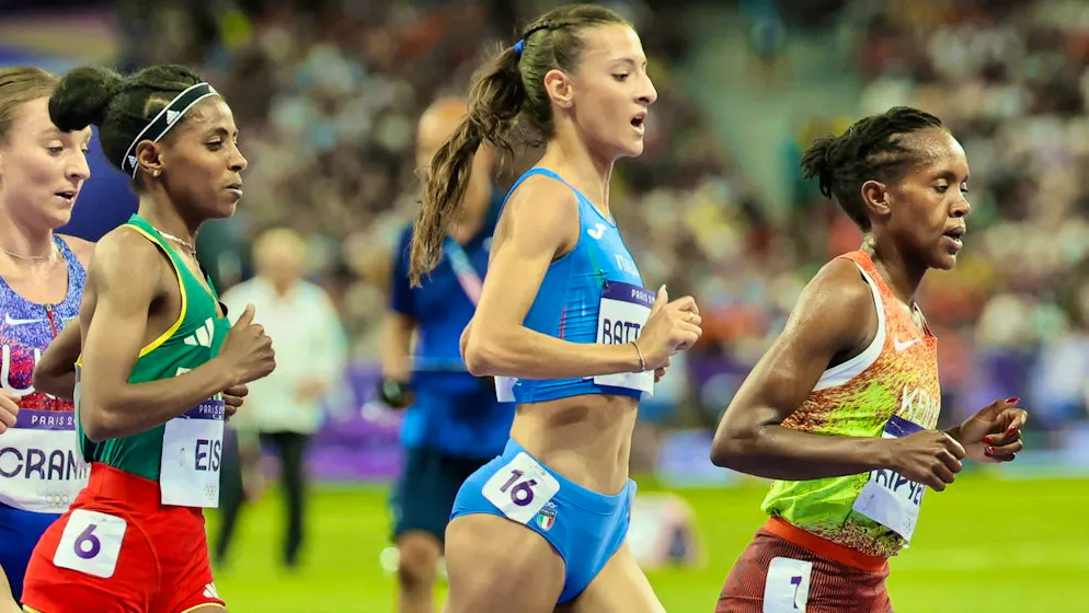 Podium chaos: Italian is already giving interviews when her medal is ...