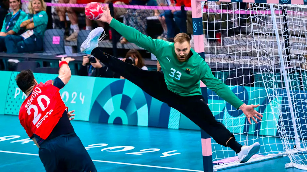 Wolff hectors Germany into the handball final with his saves | blue News