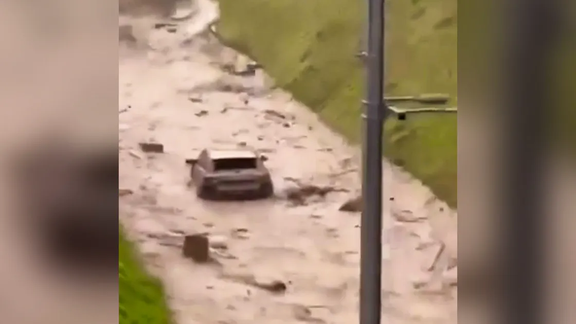 Sturzfluten im Video: So heftig hat das Unwetter Brienz verwüstet ...