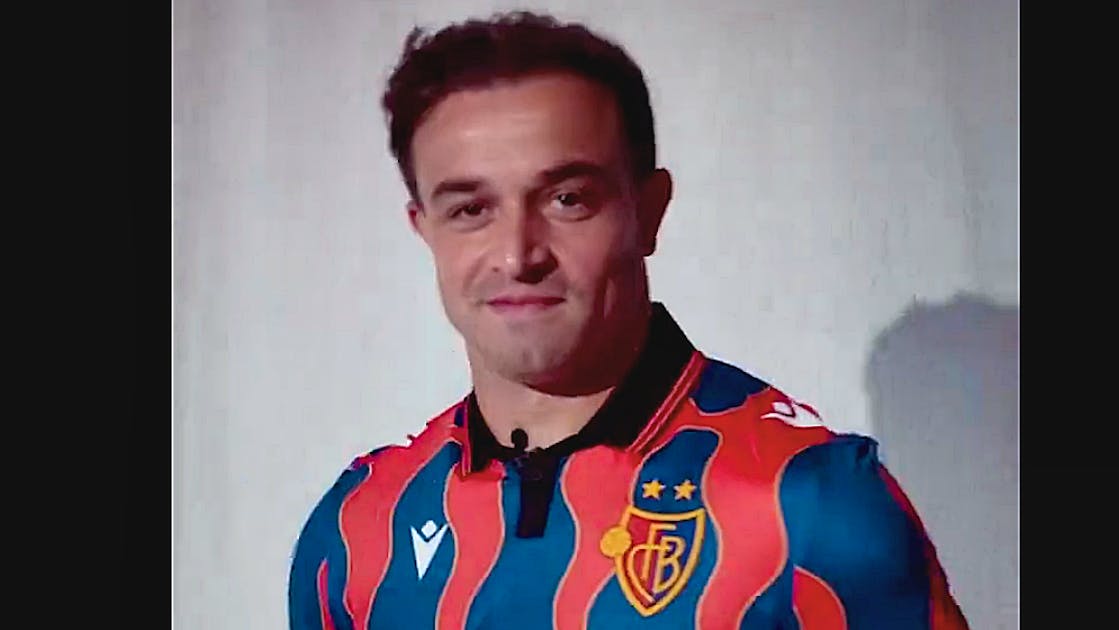 The superstar grabs the "No. 10": Shirt madness: Shaq fans even ...