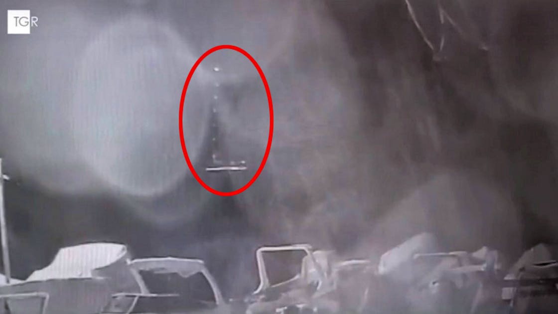 The mishap log of the "Bayesian": How the "unsinkable" boat could sink ...