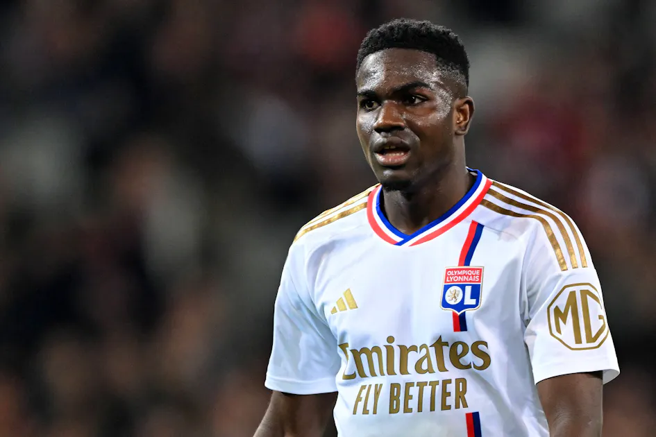 Tears instead of a transfer: Lyon striker simply runs off at the ...