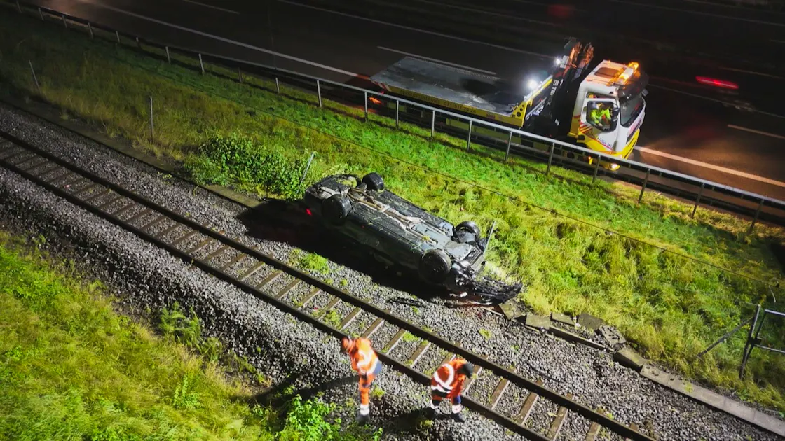 Car crashes onto track - four injured, including three children | blue News