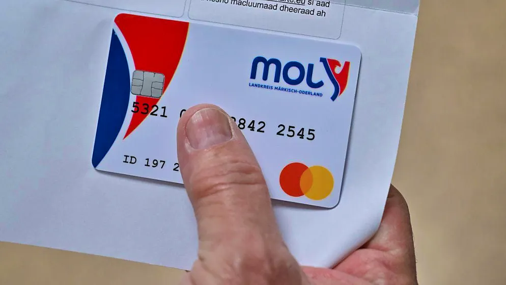 Politics: Parliament shows sympathy for payment cards for asylum ...