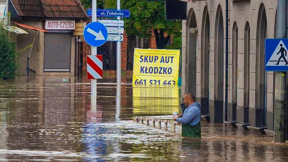 Latest news: After dam burst in Poland: Water rises in Klodzko | blue News