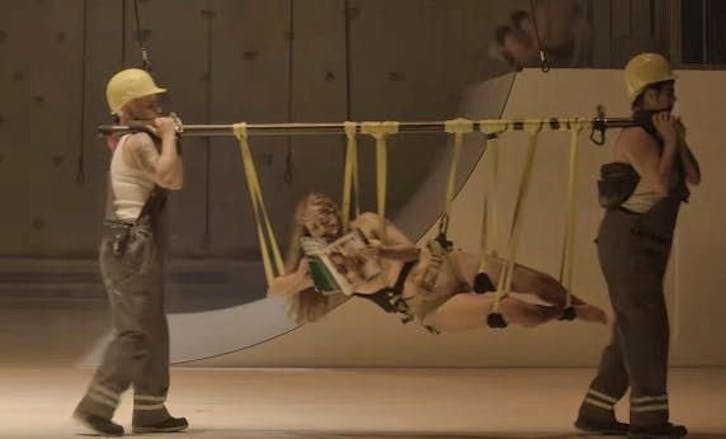 Vari malori per gli spettatori: Un'opera scandalizza Stoccarda: Gesù ...