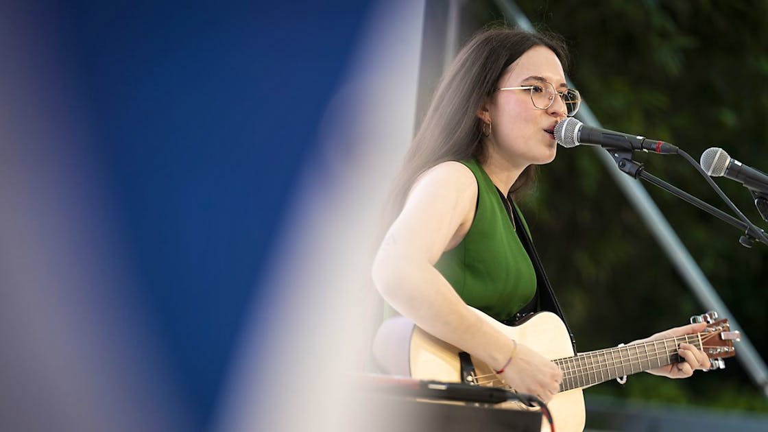 Music: Singer Veronica Fusoaro talks about smartphone addiction | blue News