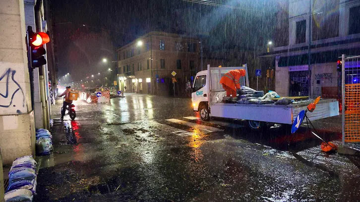 Latest news: Thousands evacuated in Italy after heavy rain | blue News