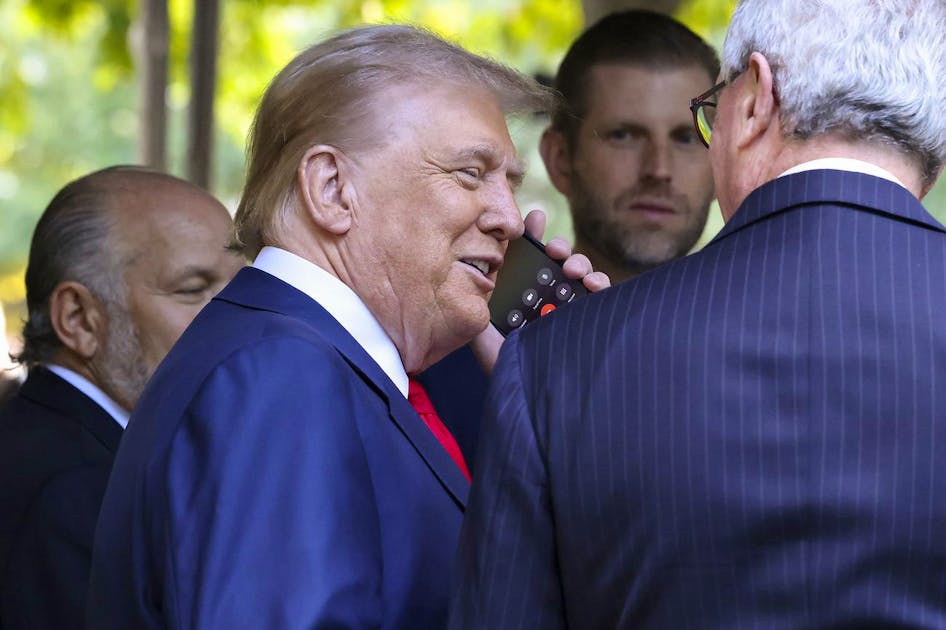 Rate mal, wer auf Donald Trumps Handy zu sehen ist | blue News