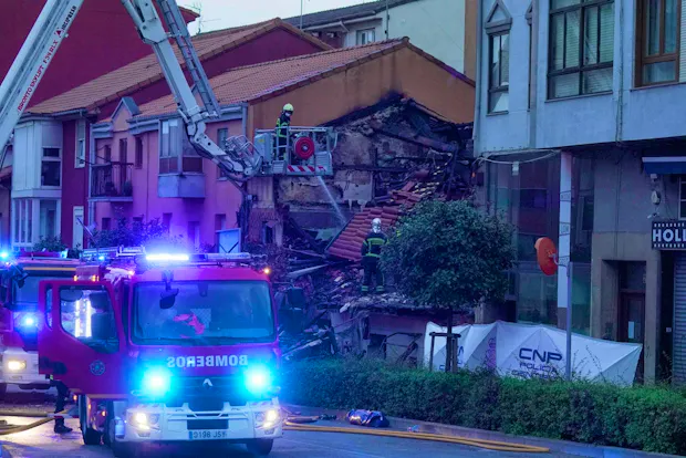 After gas explosion: At least three dead after house collapses in Spain ...
