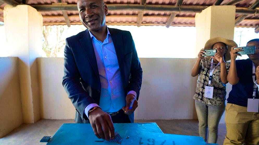 Politics: Opposition wins election in Botswana: Duma Boko new president ...