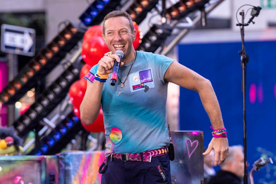 Scary moment in Melbourne: Coldplay singer Chris Martin falls into a ...