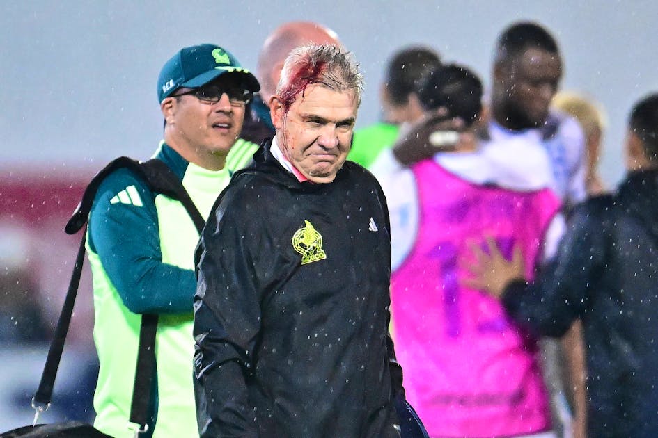 Mexico's national coach injured during match in Honduras | blue News