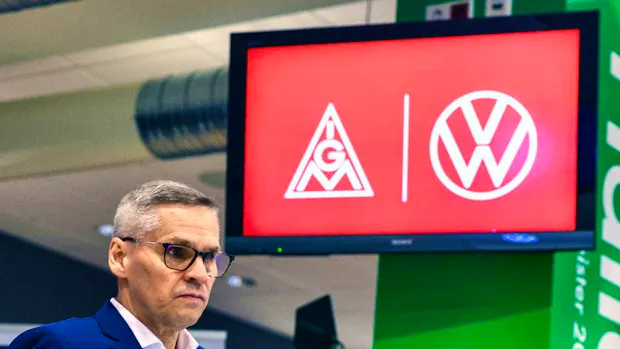 Car industry: Warning strikes threatened at Volkswagen from December ...