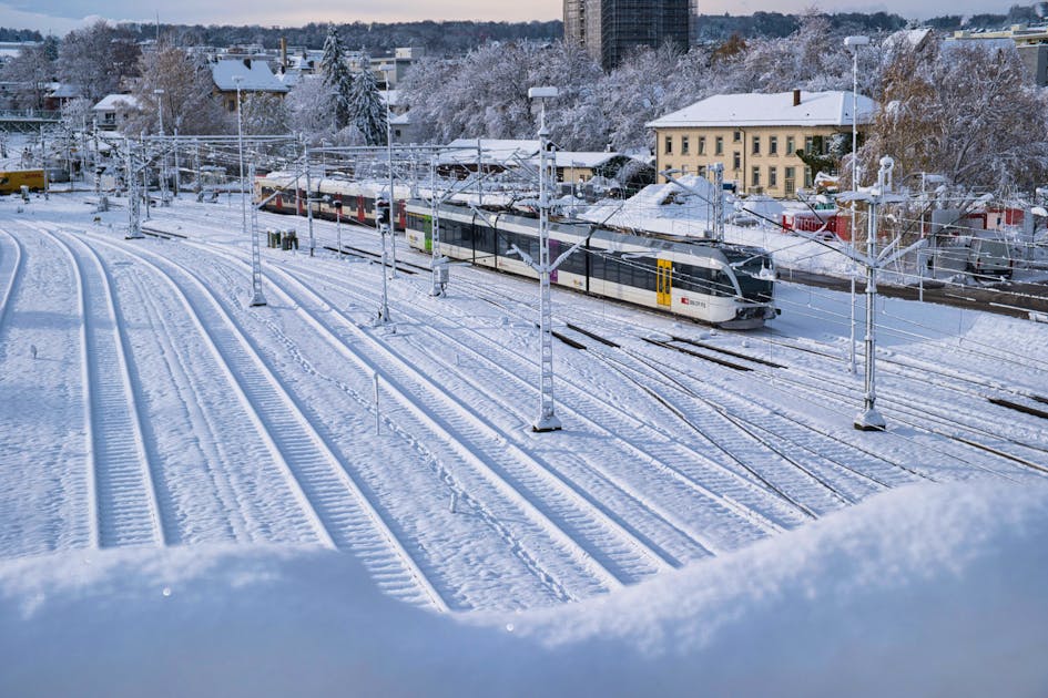 A train driver explains the winter chaos: Why snow regularly brings SBB ...